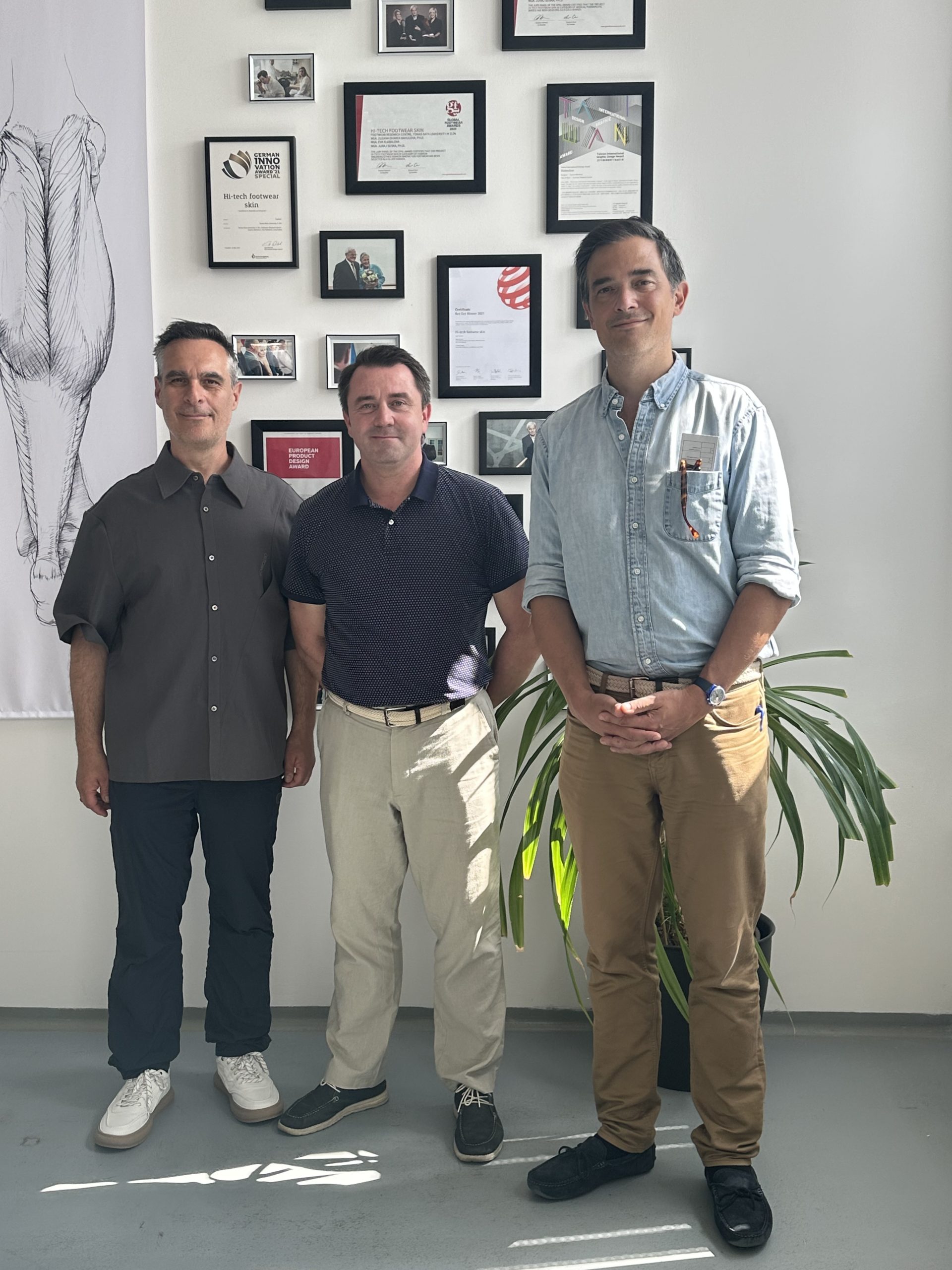 Centrum výzkumu obouvání navštívili zástupci vedení společnosti Baťa ...